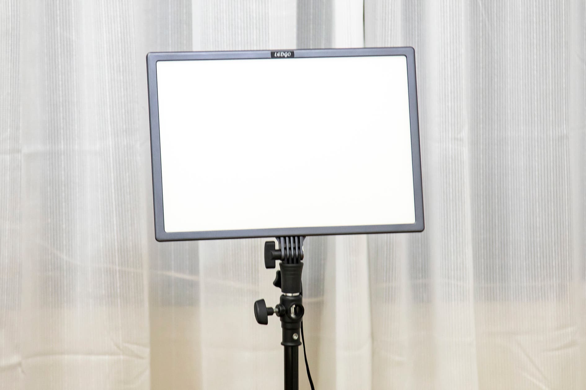 テレワークや面接、ネイルサロンなど使いやすいデスクのあるお部屋です。の写真5