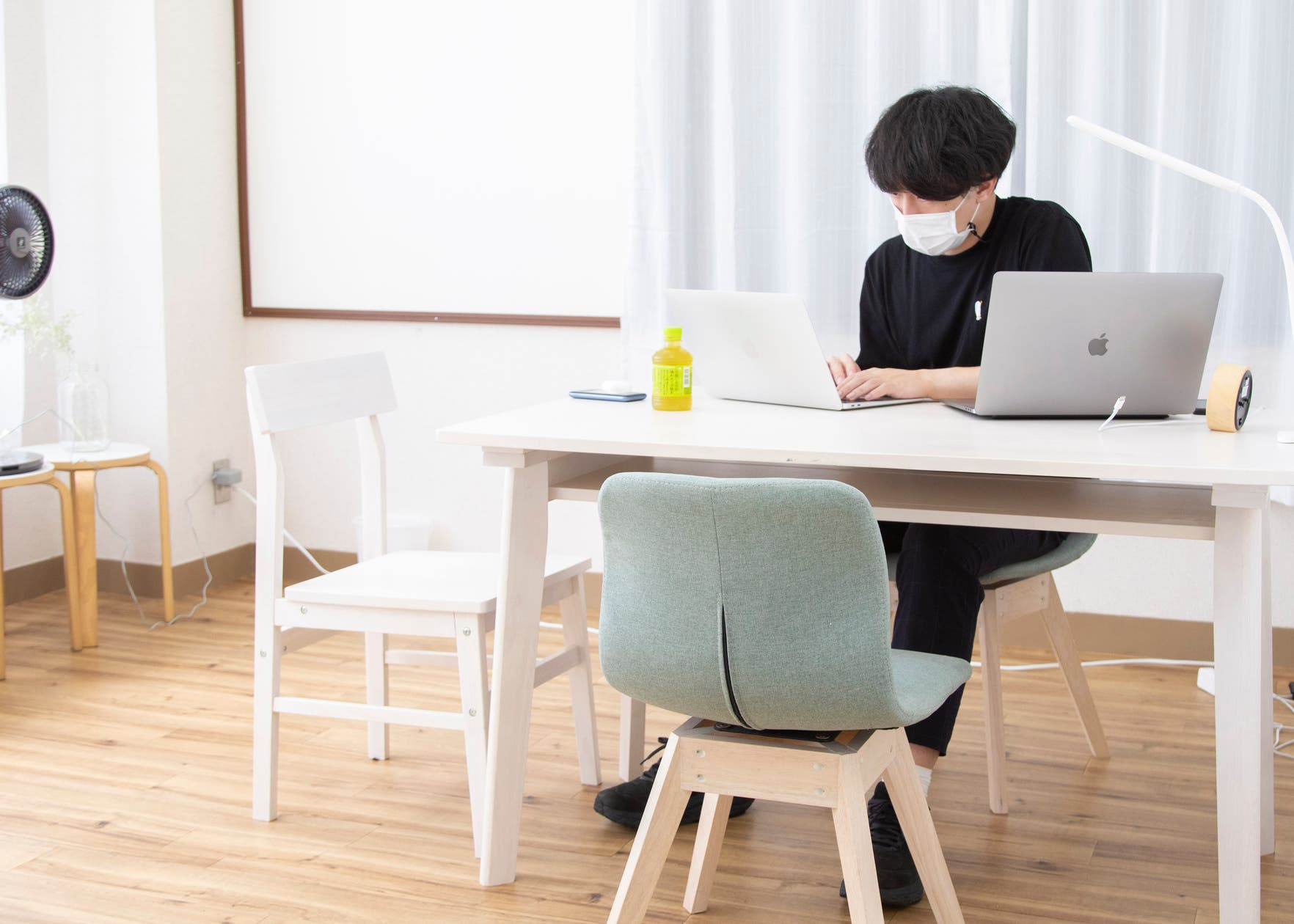 白い壁＆床で撮影にも最適！テーブル椅子あり。10名程度のセミナーやワークショップもOK！の写真6