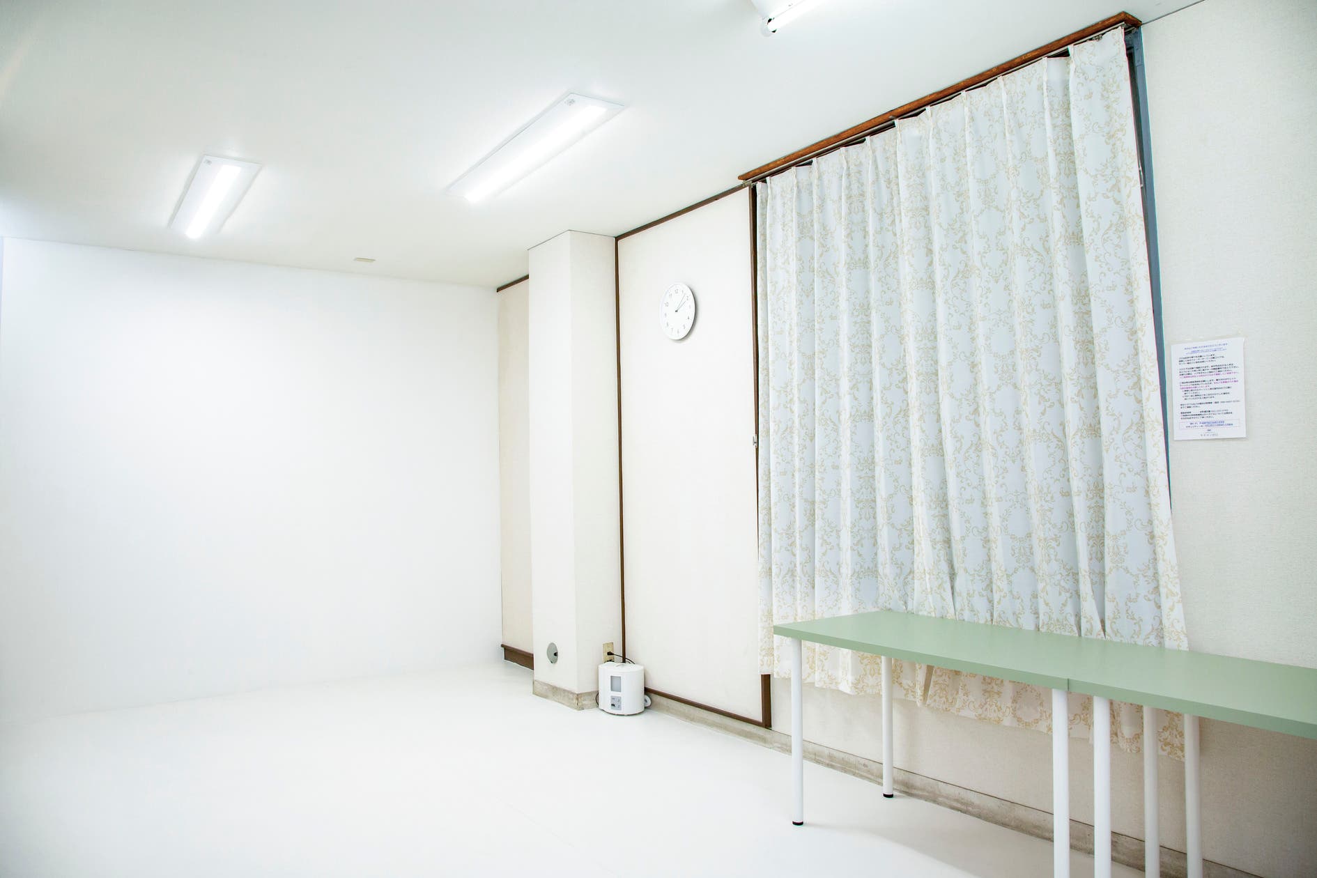 白い壁＆床で撮影にも最適！テーブル椅子あり。10名程度のセミナーやワークショップもOK！の写真2