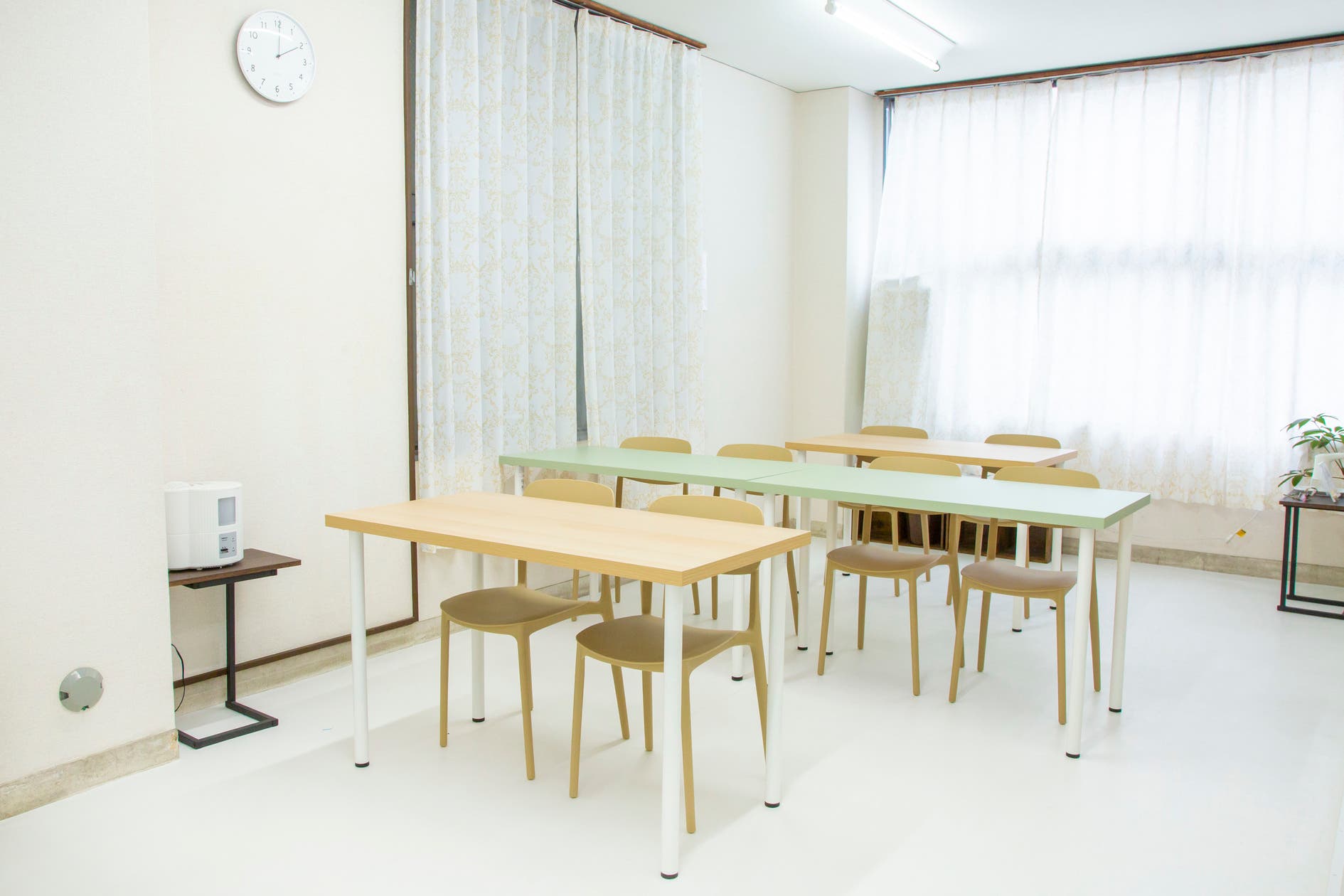 白い壁＆床で撮影にも最適！テーブル椅子あり。10名程度のセミナーやワークショップもOK！の写真4