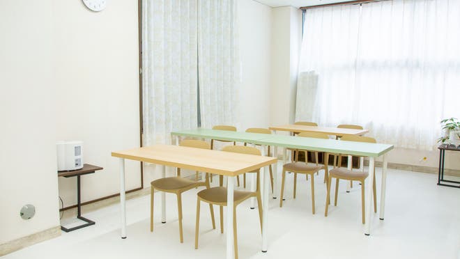 白い壁&床で撮影にも最適!テーブル椅子あり。10名程度のセミナーやワークショップもOK!の写真4