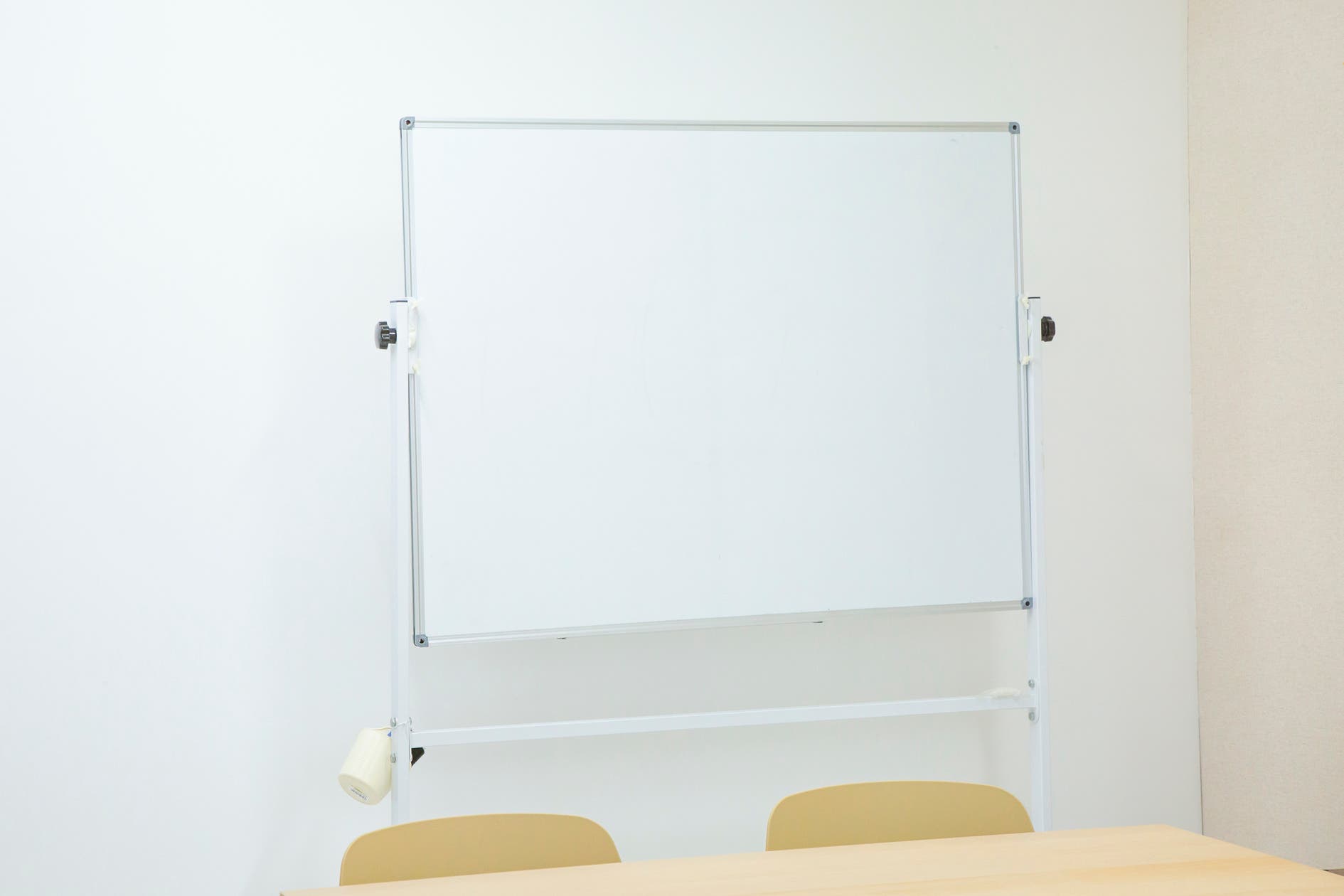 白い壁＆床で撮影にも最適！テーブル椅子あり。10名程度のセミナーやワークショップもOK！の写真7