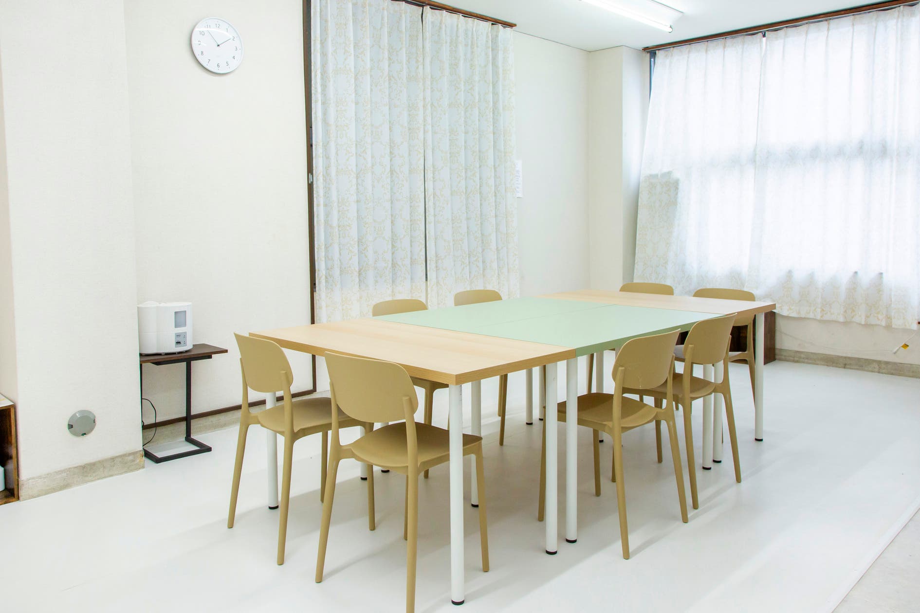 白い壁＆床で撮影にも最適！テーブル椅子あり。10名程度のセミナーやワークショップもOK！の写真8