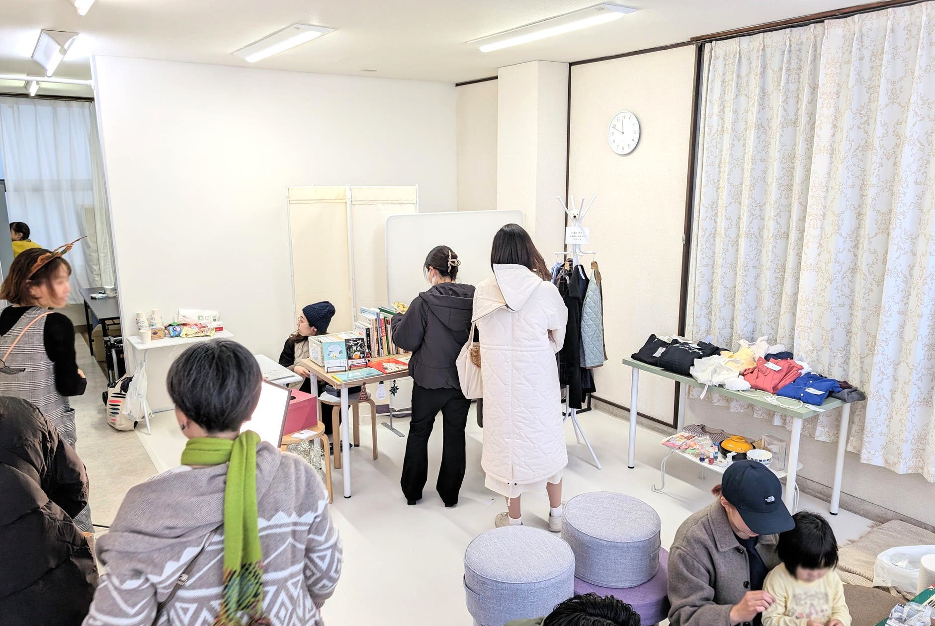 白い壁＆床で撮影にも最適！テーブル椅子あり。10名程度のセミナーやワークショップもOK！の写真3