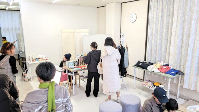 白い壁&床で撮影にも最適!テーブル椅子あり。10名程度のセミナーやワークショップもOK!の写真3