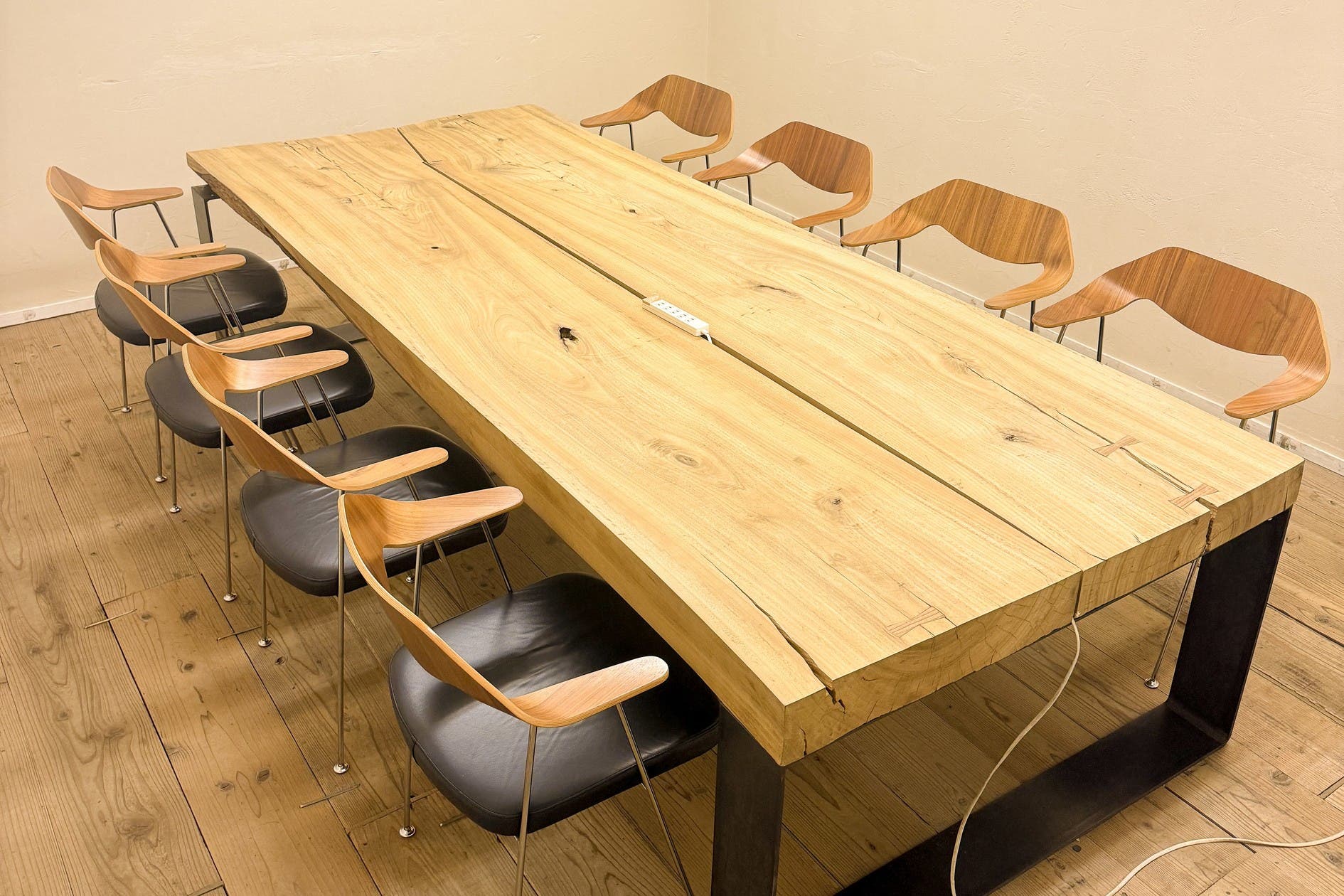 【新宿駅徒歩6分・西武新宿駅徒歩5分】木の香りがする会議室（南）　会議/商談/少人数での打ち合わせに向いている空間です。の写真8