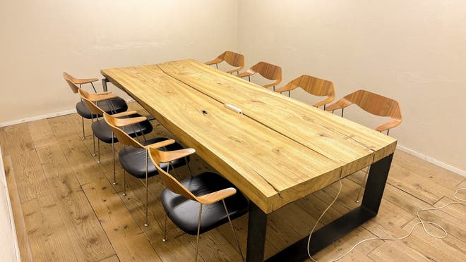 【新宿駅徒歩6分・西武新宿駅徒歩5分】木の香りがする会議室(南) 会議/商談/少人数での打ち合わせに向いている空間です。の写真2