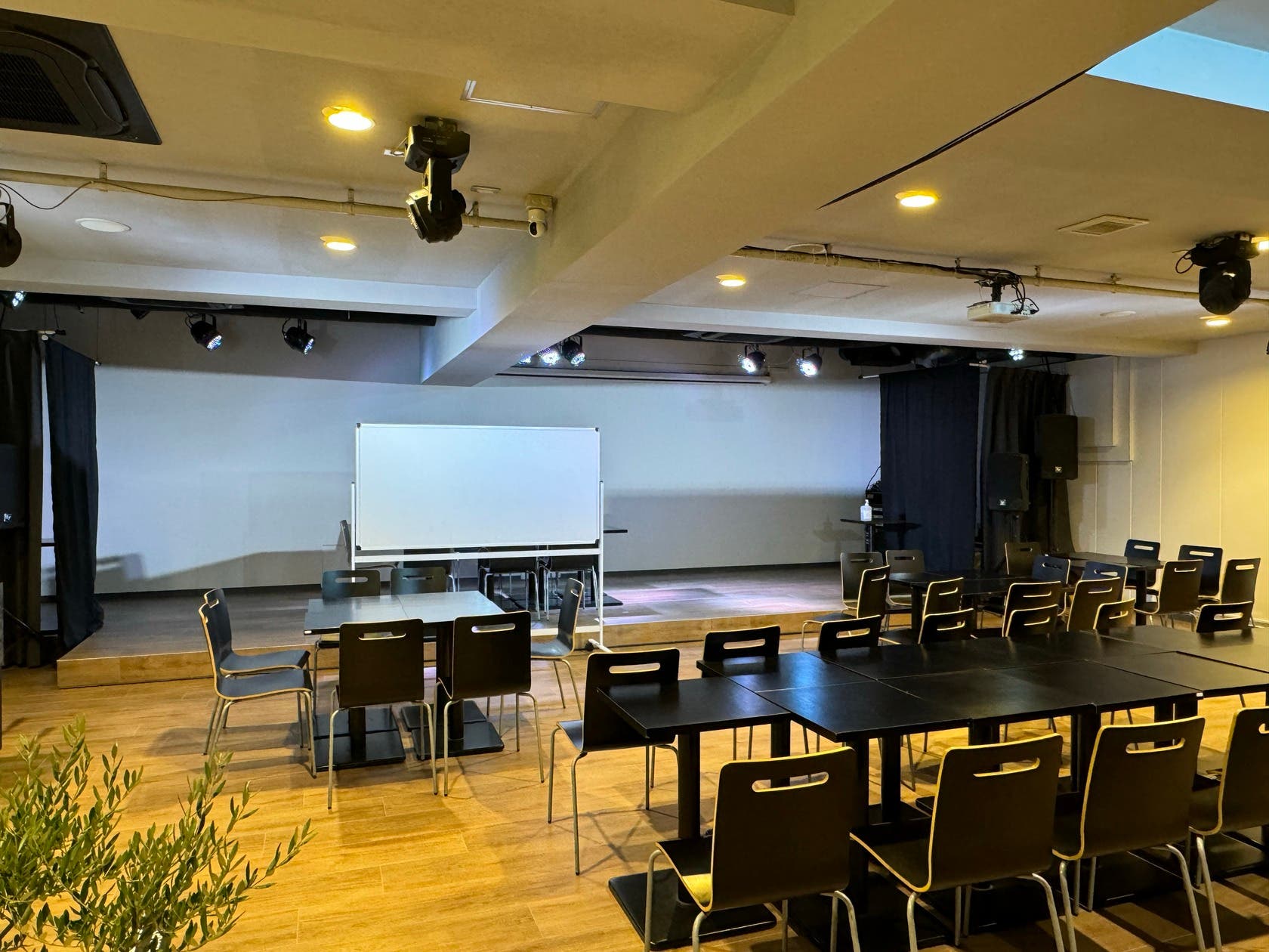 新大久保駅🚶2分/地下スペース/ステージ付/飲食持込OK/プロジェクター大画面/Wifi/ゴミ捨て可の写真3