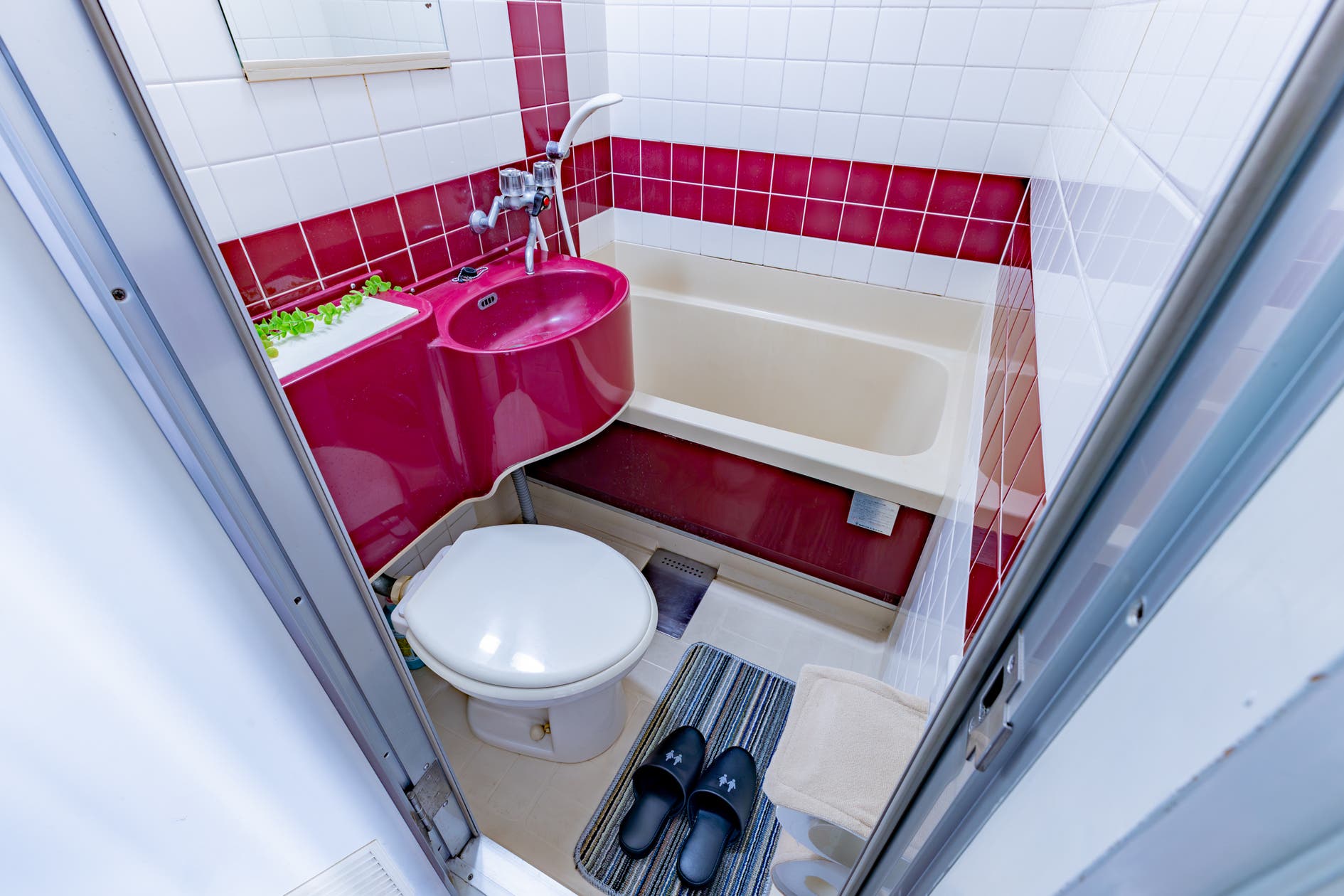 <KT9>面倒なオプション料金なし⇒ゴミ捨て、タコ焼き器、ネット無料！なんば駅近♪ コンビニ0分★オーブンレンジ&キッチンあり！の写真11