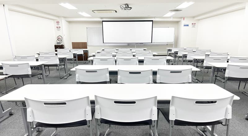 梅田繁華街より徒歩1分 便利な立地で42人着席可能セミナー会議に利用可能なスペース Wi-Fi プロジェクター無料貸出