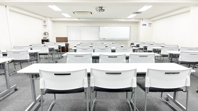 梅田繁華街より徒歩1分 便利な立地で42人着席可能セミナー会議に利用可能なスペース Wi-Fi プロジェクター無料貸出の写真2