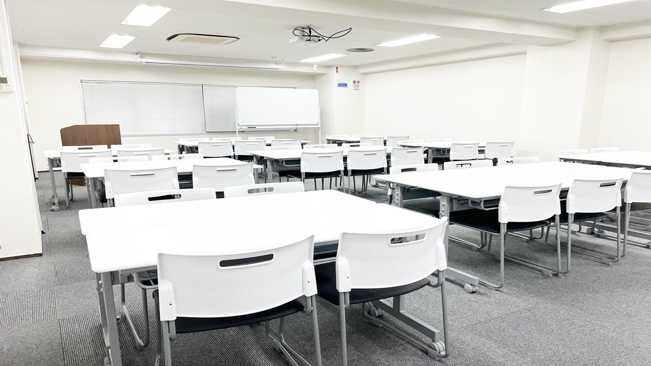 梅田繁華街より徒歩1分 便利な立地で42人着席可能セミナー会議に利用可能なスペース Wi-Fi プロジェクター無料貸出の写真12