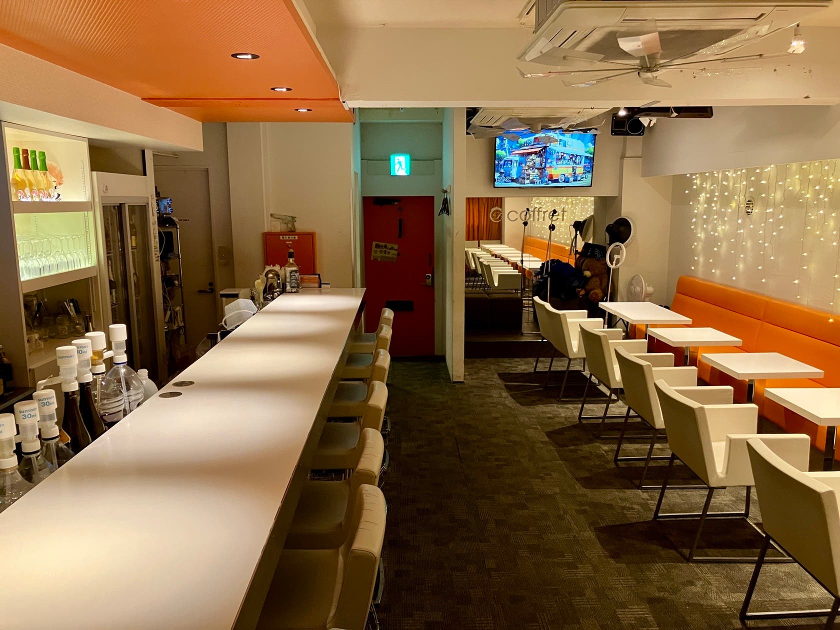 恵比寿駅徒歩2分c カラオケ/ミニステージあり♪清潔感のあるカフェスペースでイベント/パーティー/オフ会/会議まで多様な用途に♪の写真2