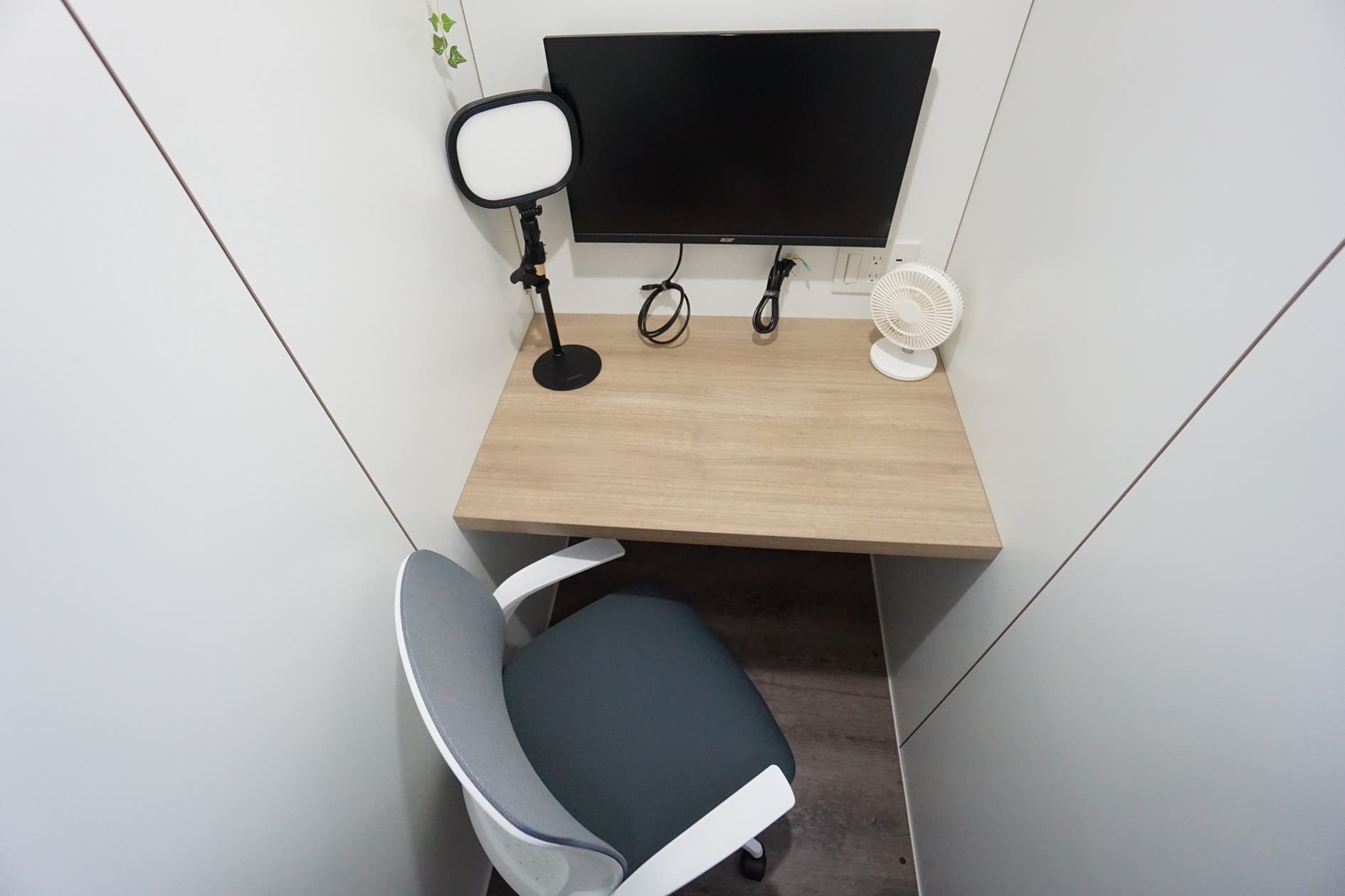 ＜ワークブース南森町No.2＞大阪天満宮駅徒歩3分🚃1人用完全個室🚪Wi-Fi📶モニター🖥電源🔌⚡️テレワーク/面接/自習の写真3