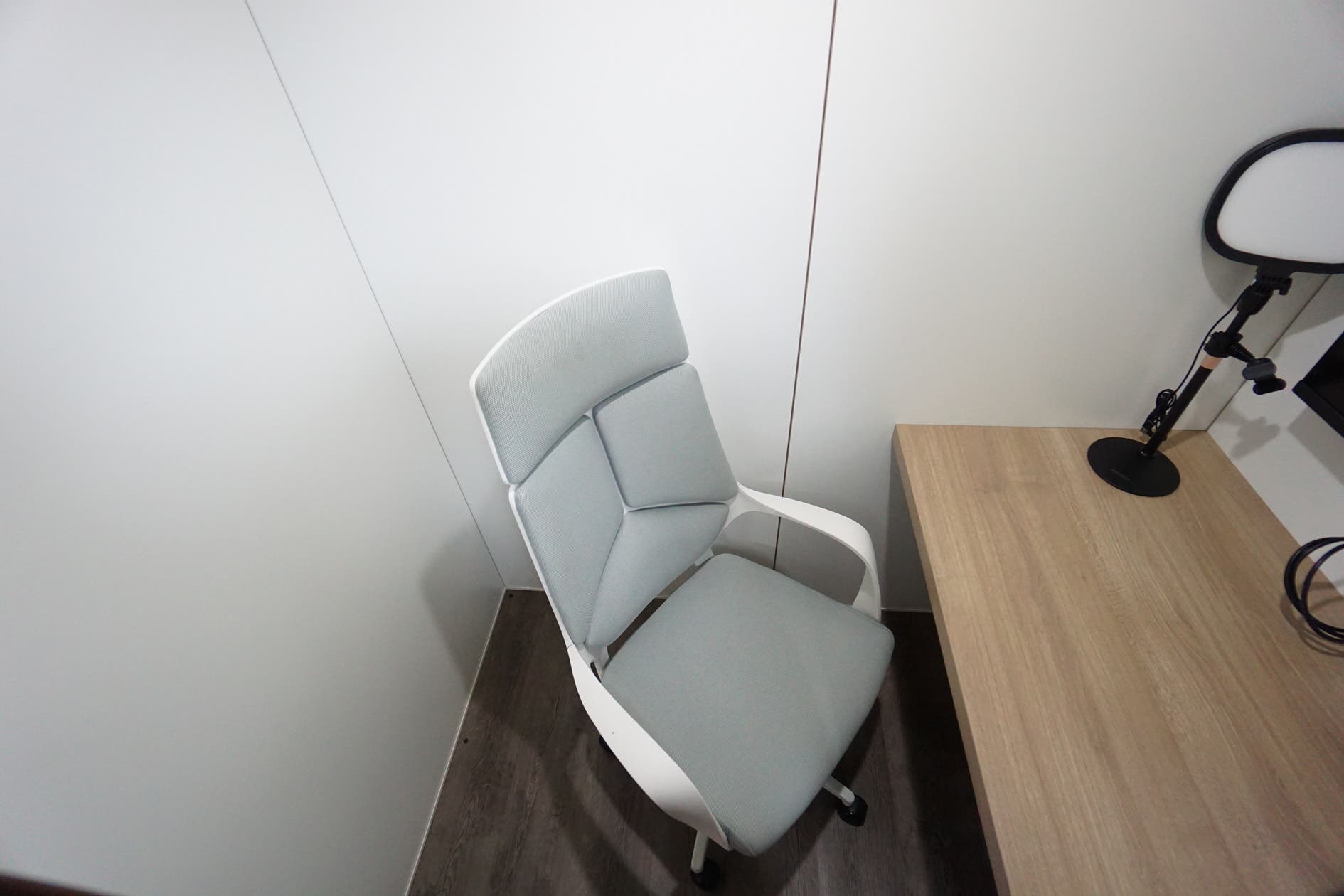 ＜ワークブース南森町No.4＞大阪天満宮駅徒歩3分🚃1人用完全個室🚪Wi-Fi📶モニター🖥電源🔌⚡️テレワーク/面接/自習の写真5