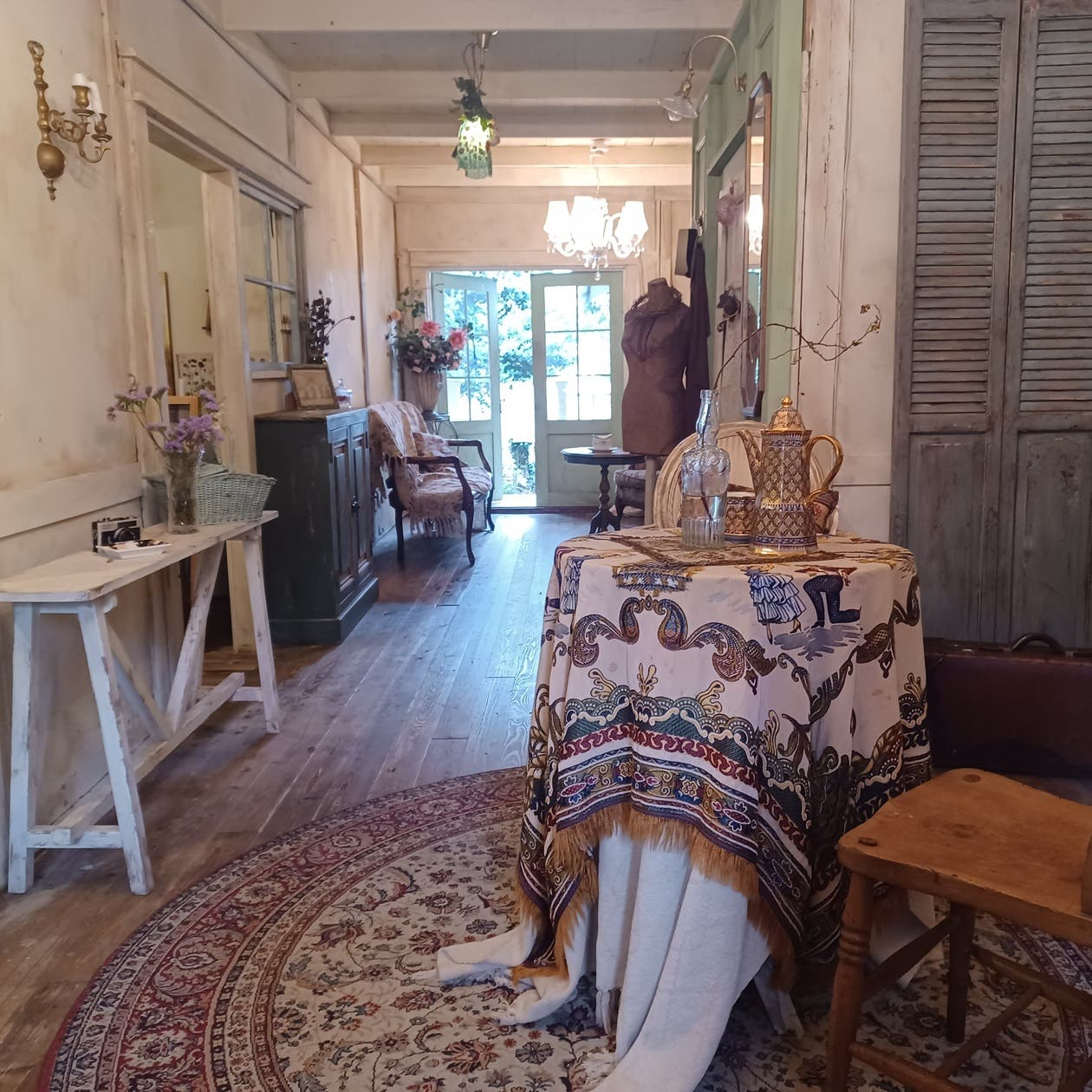 ホワイトを貴重としたアンティーク空間の写真8