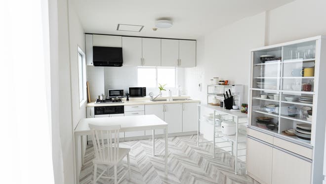 【スタジオJ】清潔感のあるホワイトを基調としたキッチンダイニングスタジオ、スタジオJの写真1