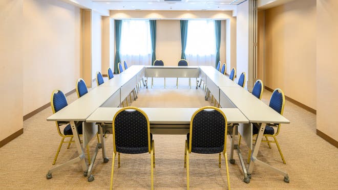 68㎡の広さがある中規模スペースで、シアター形式で最大45名まで利用できます。の写真1