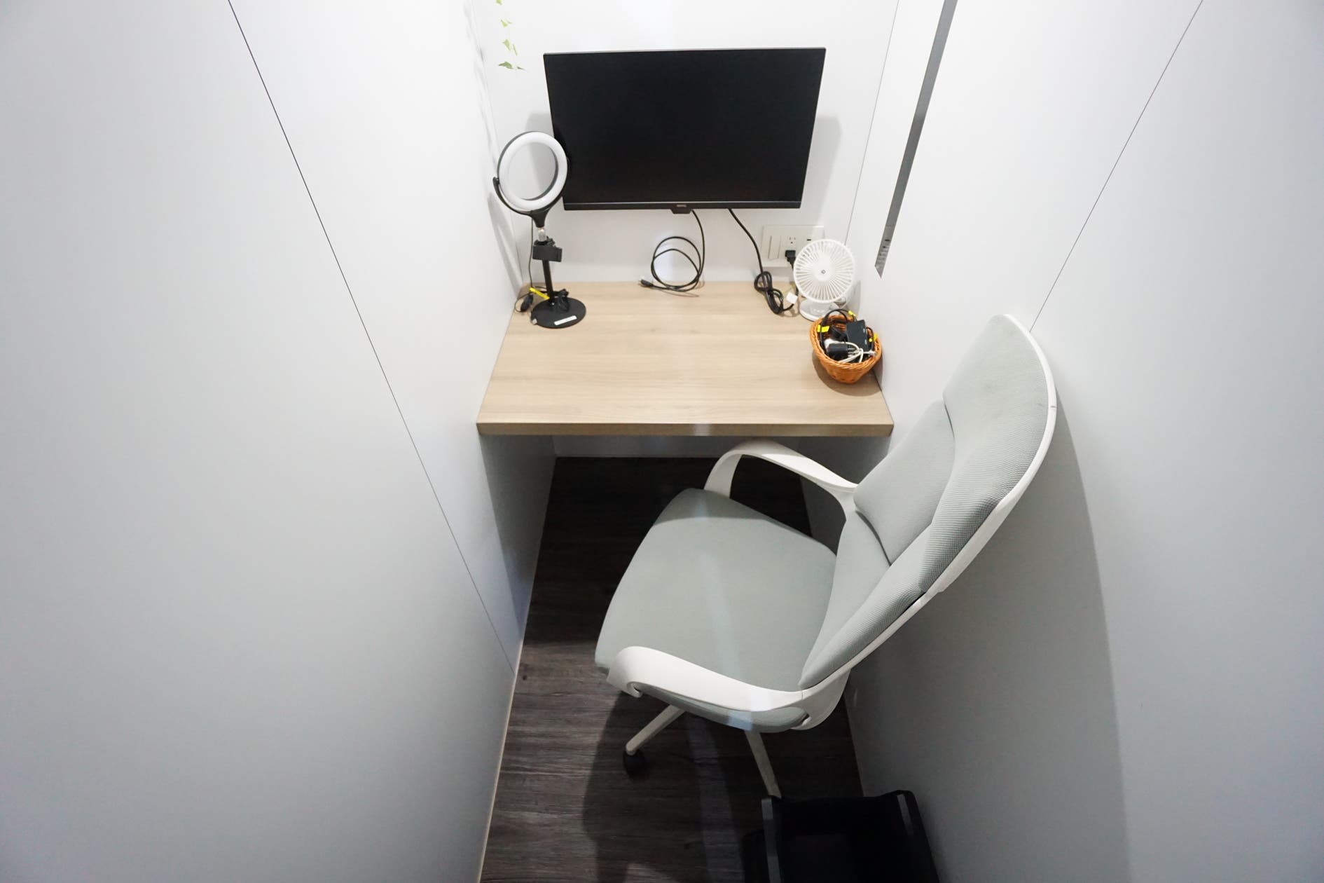 ＜ワークブース茨木市駅前No.1＞駅直結施設内🏬1人用完全個室🚪Wi-Fi📶モニター🖥電源🔌⚡️テレワーク/面接/自習/作業の写真4