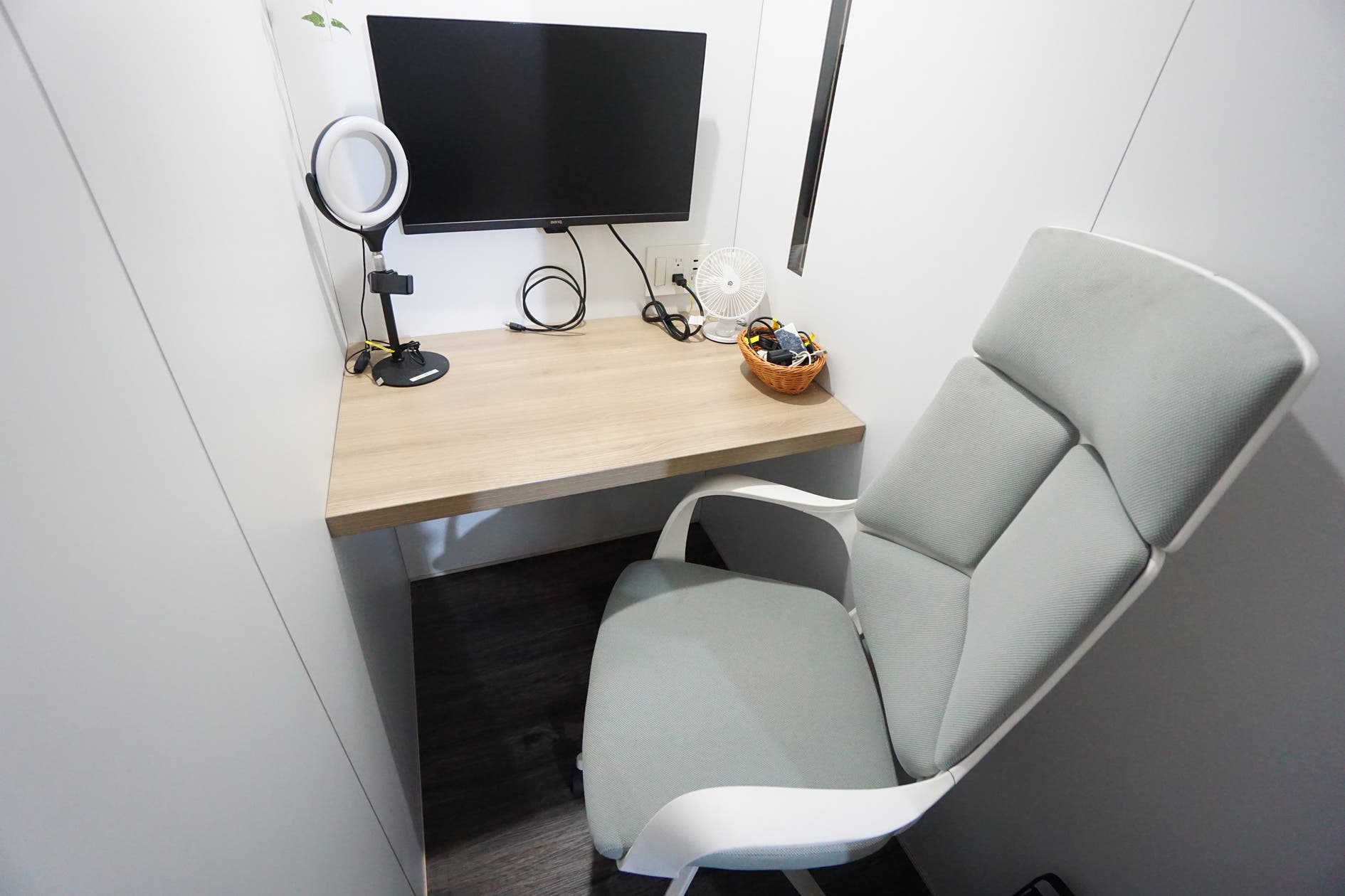 ＜ワークブース茨木市駅前No.3＞駅直結施設内🏬1人用完全個室🚪Wi-Fi📶モニター🖥電源🔌⚡️テレワーク/面接/自習/作業の写真1