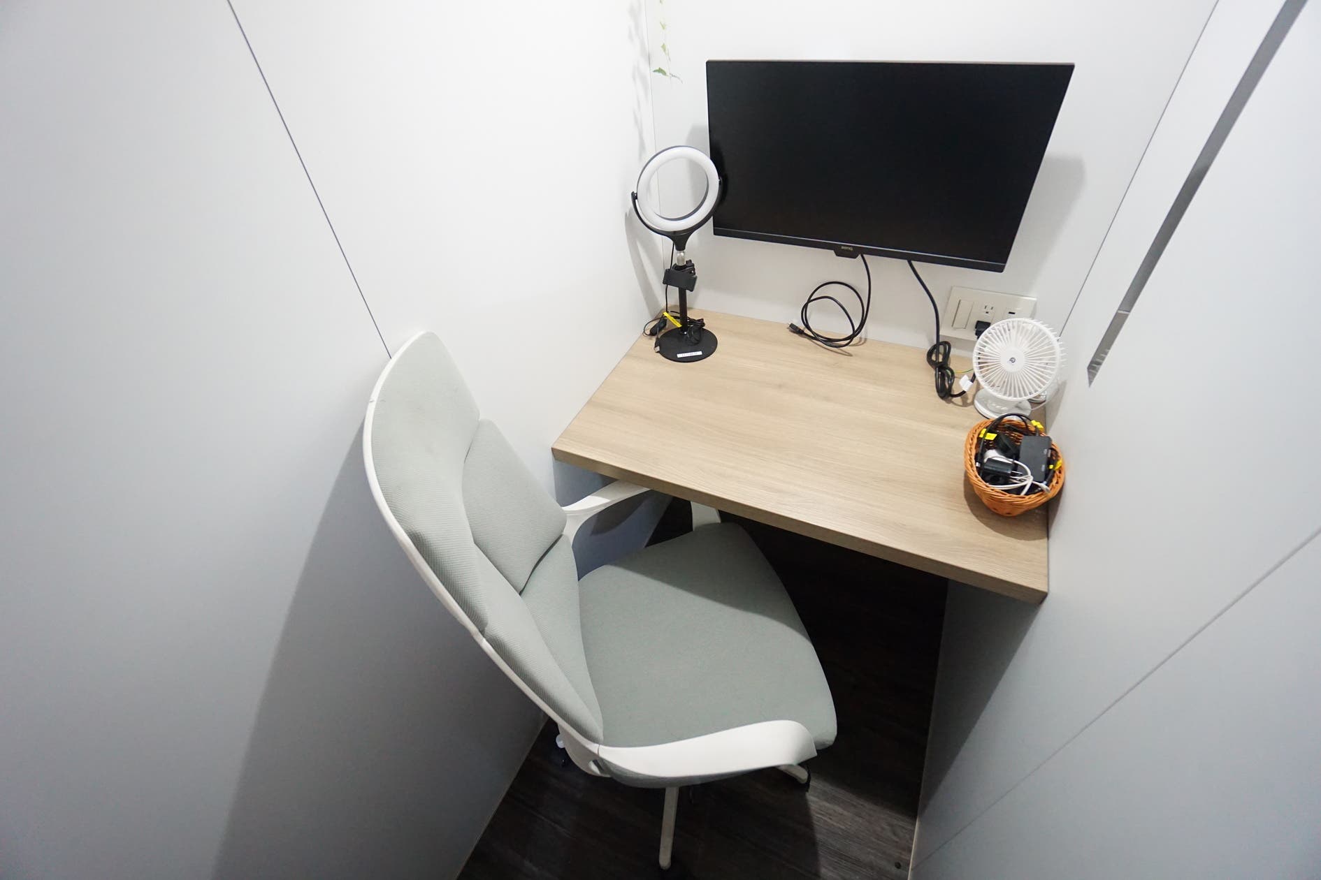 ＜ワークブース茨木市駅前No.3＞駅直結施設内🏬1人用完全個室🚪Wi-Fi📶モニター🖥電源🔌⚡️テレワーク/面接/自習/作業の写真3