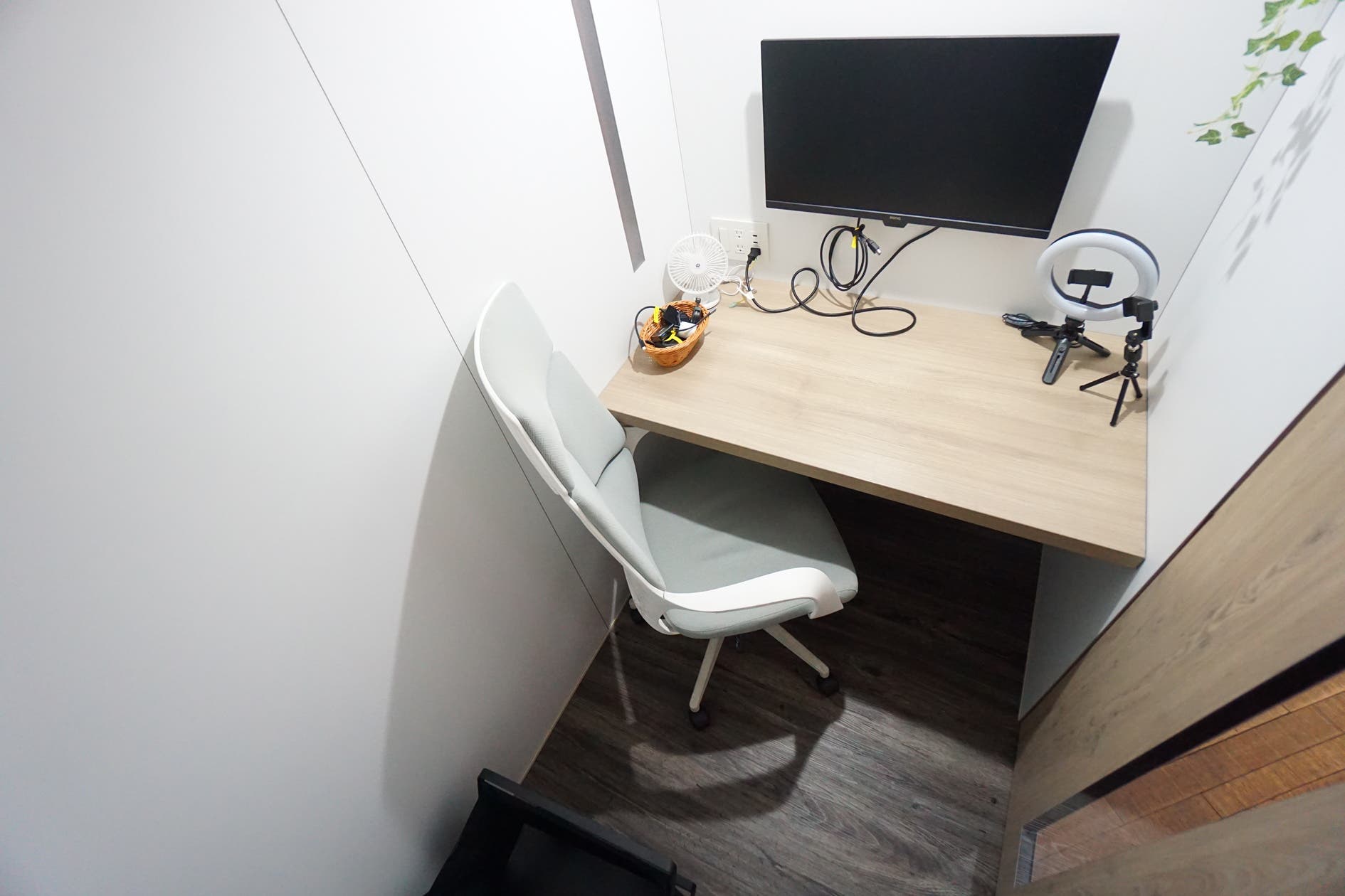 ＜ワークブース茨木市駅前No.4＞駅直結施設内🏬1人用完全個室🚪Wi-Fi📶モニター🖥電源🔌⚡️テレワーク/面接/自習/作業の写真4