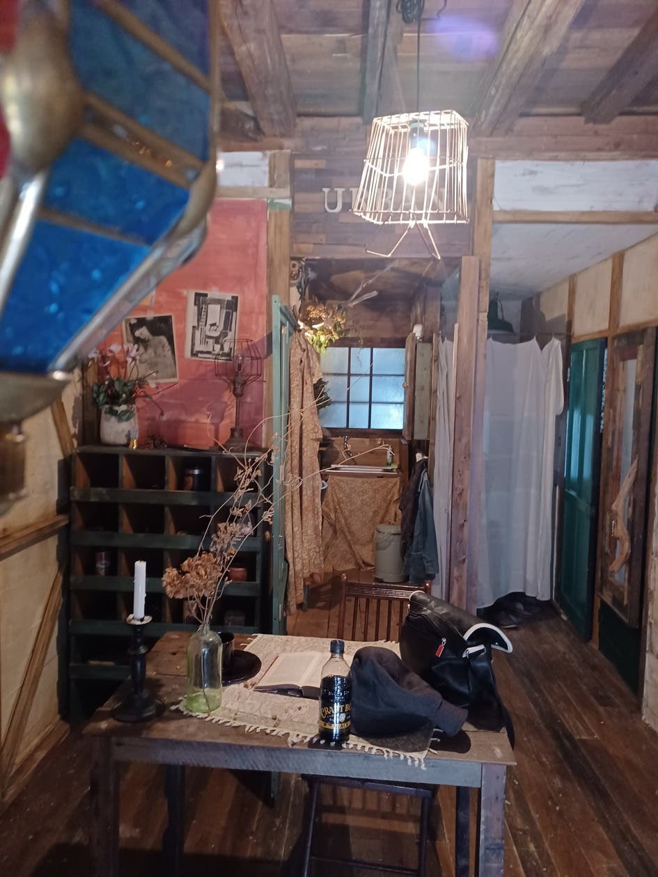 アンティークな板張りの壁面が映える空間の写真12