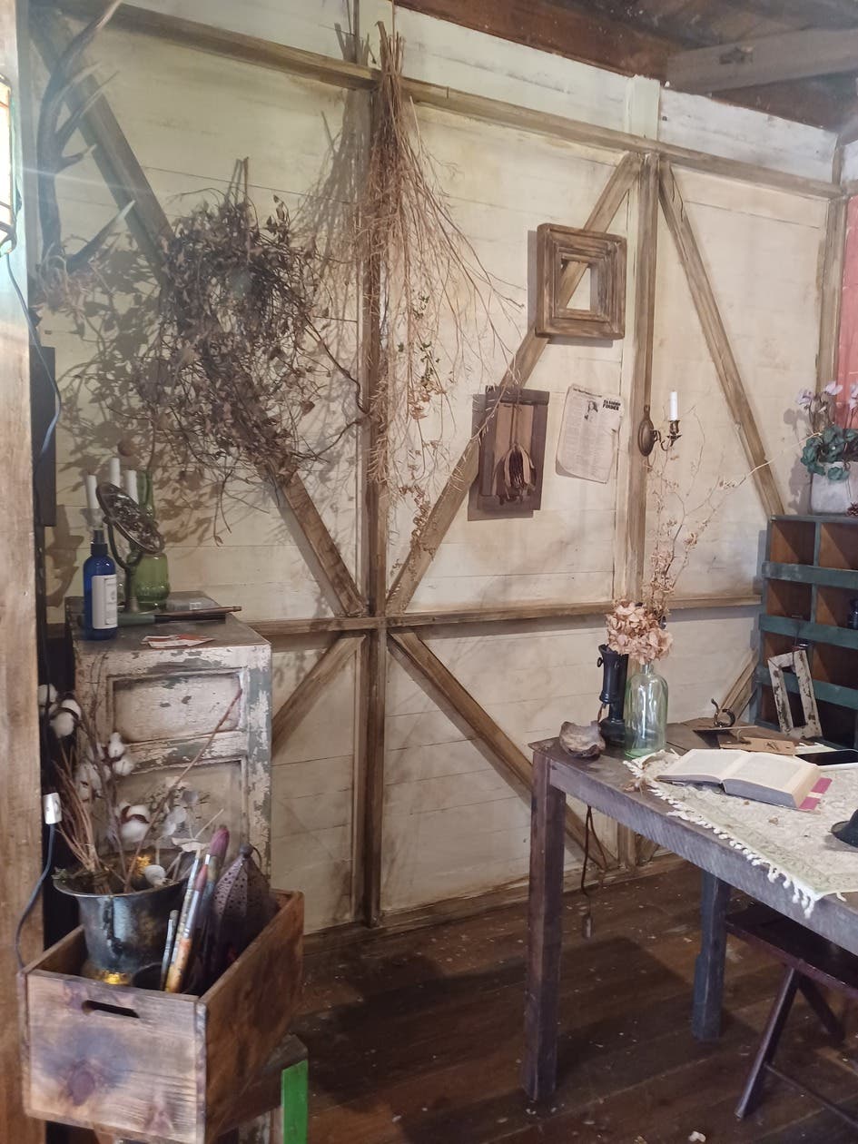 アンティークな板張りの壁面が映える空間の写真13