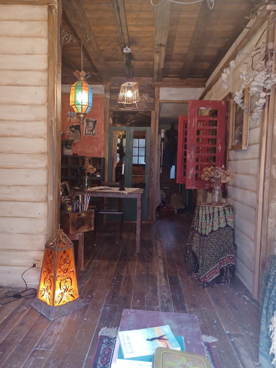 アンティークな板張りの壁面が映える空間の写真14