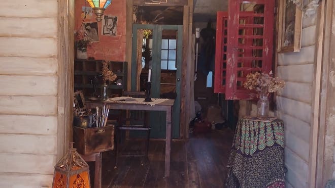 アンティークな板張りの壁面が映える空間の写真14