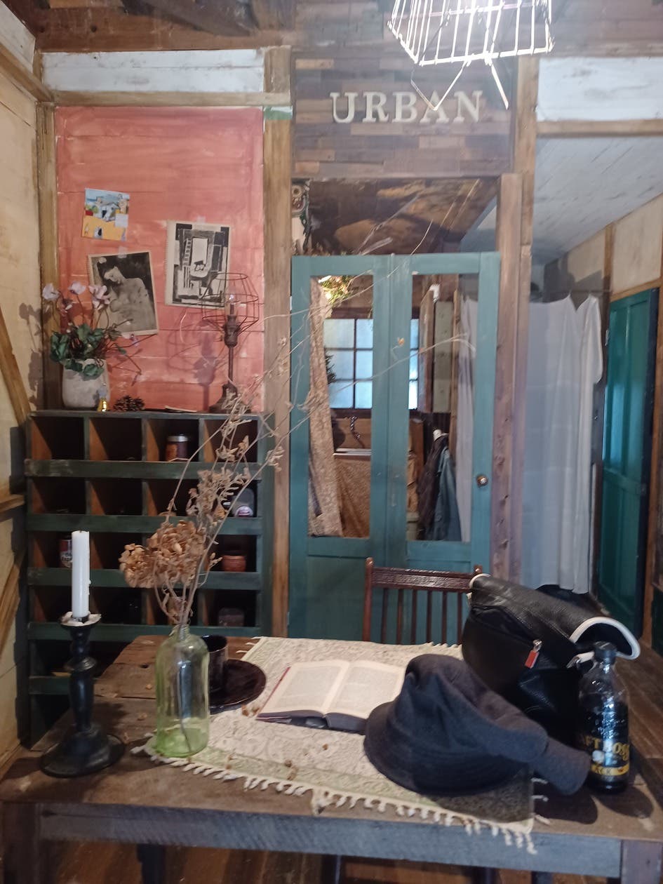 アンティークな板張りの壁面が映える空間の写真15