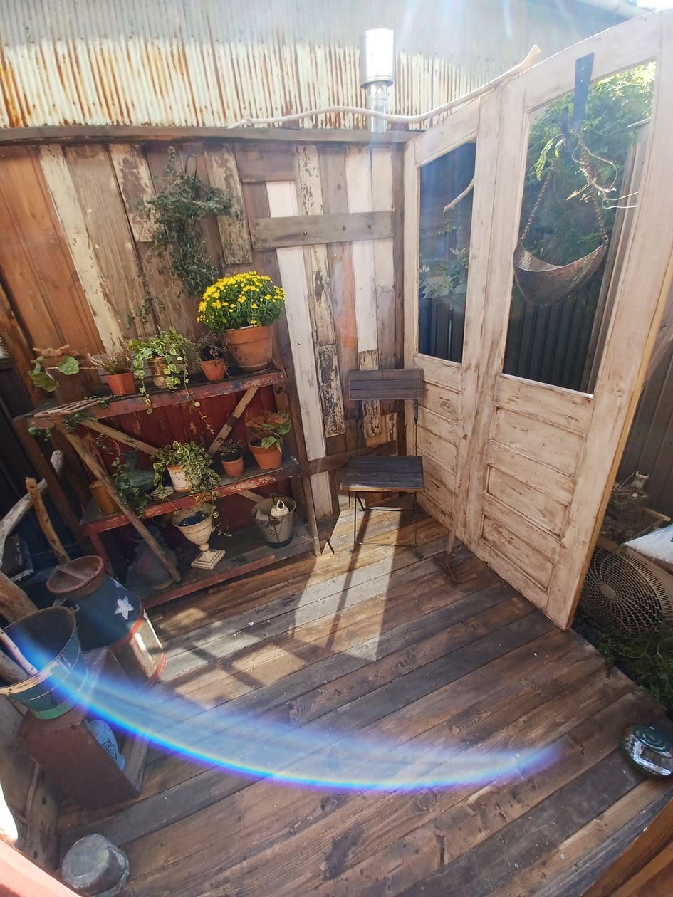 アンティークな板張りの壁面が映える空間の写真16