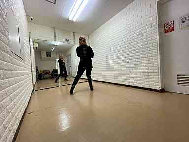 JR新宿駅南口より徒歩4分、THビル2階Dルームの写真2