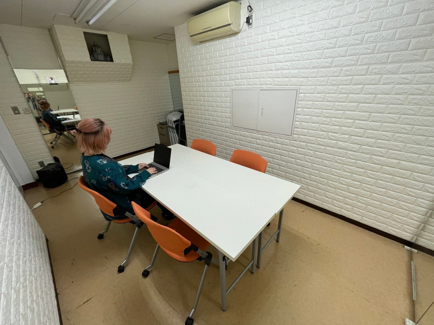 JR新宿駅南口より徒歩4分、THビル2階Dルームの写真3