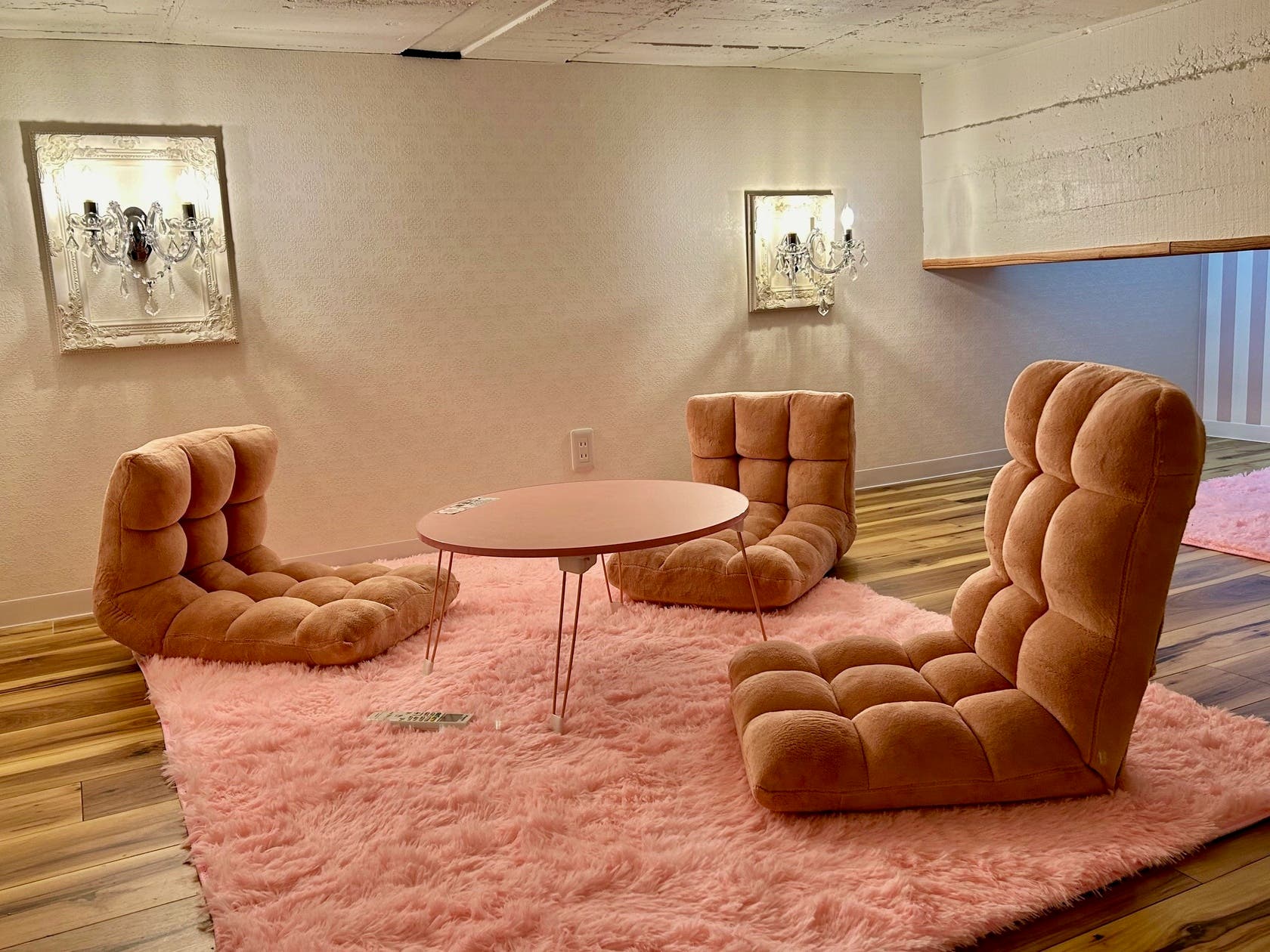 【なんば駅近】ピンク色のロフト部屋♪の写真1