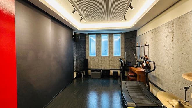 24平米で天井高3mの開放的な空間の防音スタジオの写真1