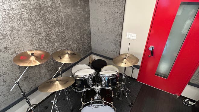 24平米で天井高3mの開放的な空間の防音スタジオの写真3