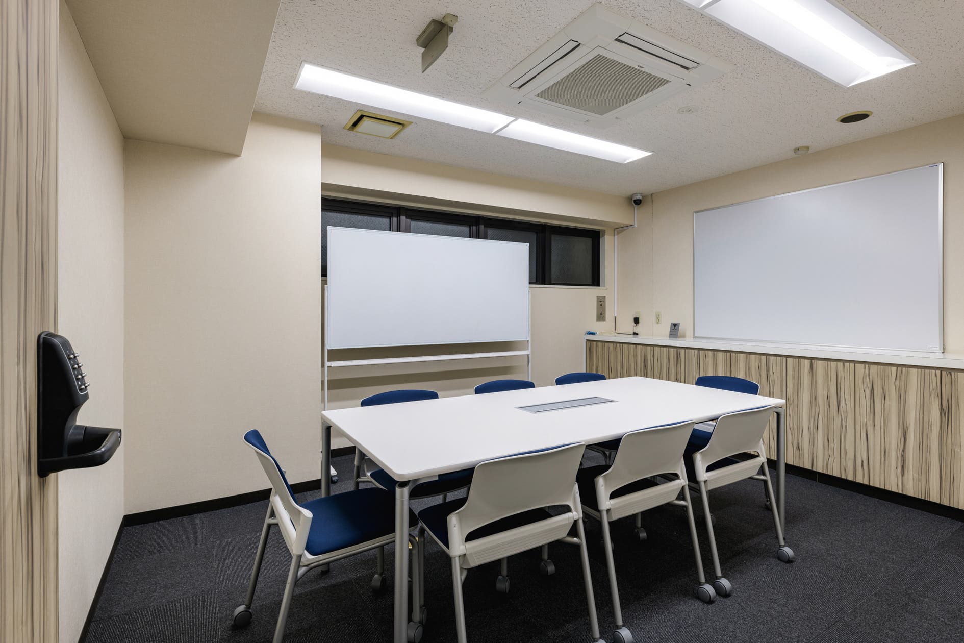 ⭐️【8名会議室Ａ(2階)】⭐️新宿三丁目駅C8出口を出てすぐ！スタッフ常駐のため安心してご利用いただけます！✨Wi-Fi有りの写真1