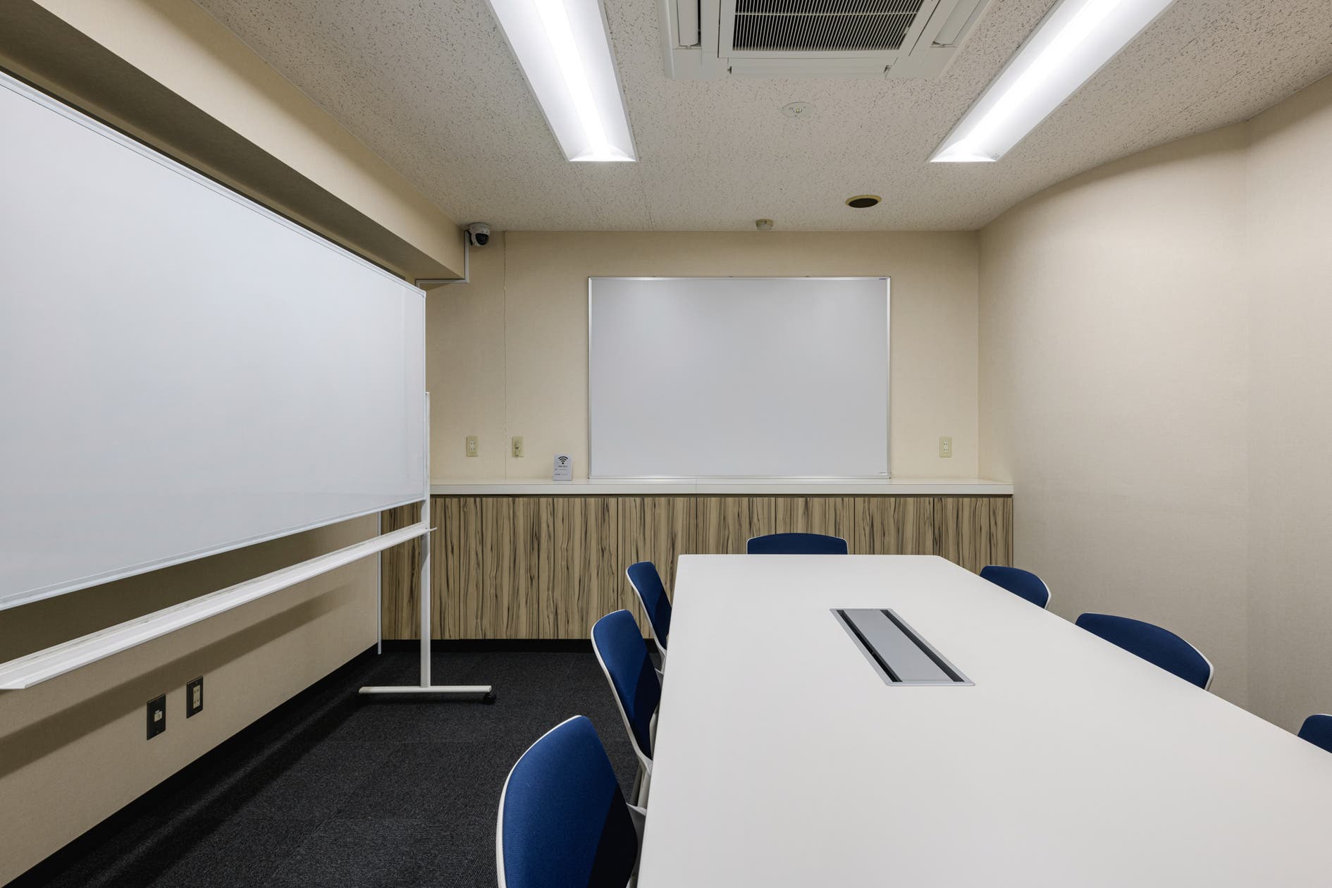 ⭐️【8名会議室Ａ(2階)】⭐️新宿三丁目駅C8出口を出てすぐ！スタッフ常駐のため安心してご利用いただけます！✨Wi-Fi有りの写真2