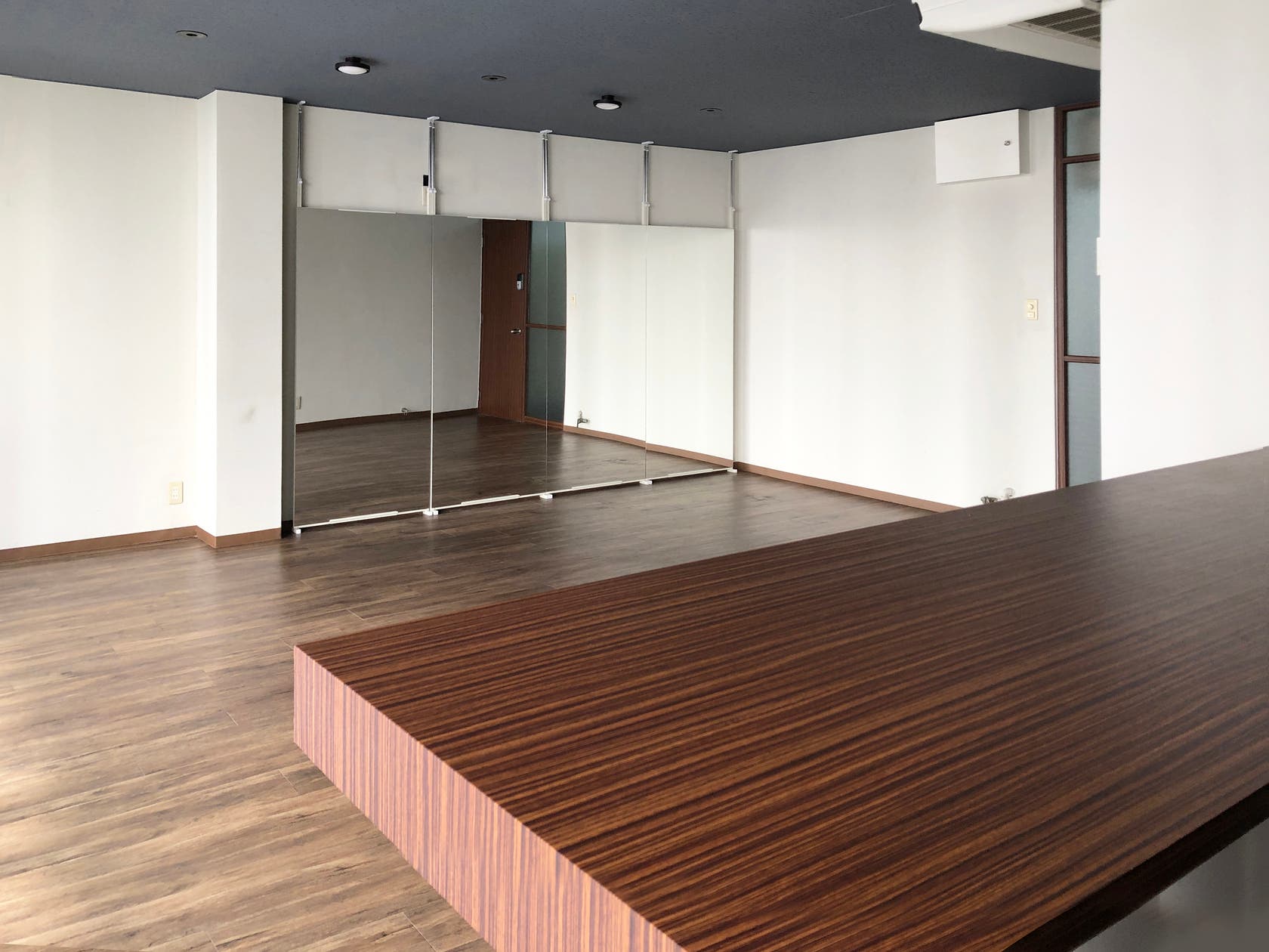 【靱公園1分・本町駅1分・肥後橋駅9分】全面大窓から街並を眺めながらヨガ・ダンス・動画・写真撮影を楽しめるレンタルスタジオの写真6