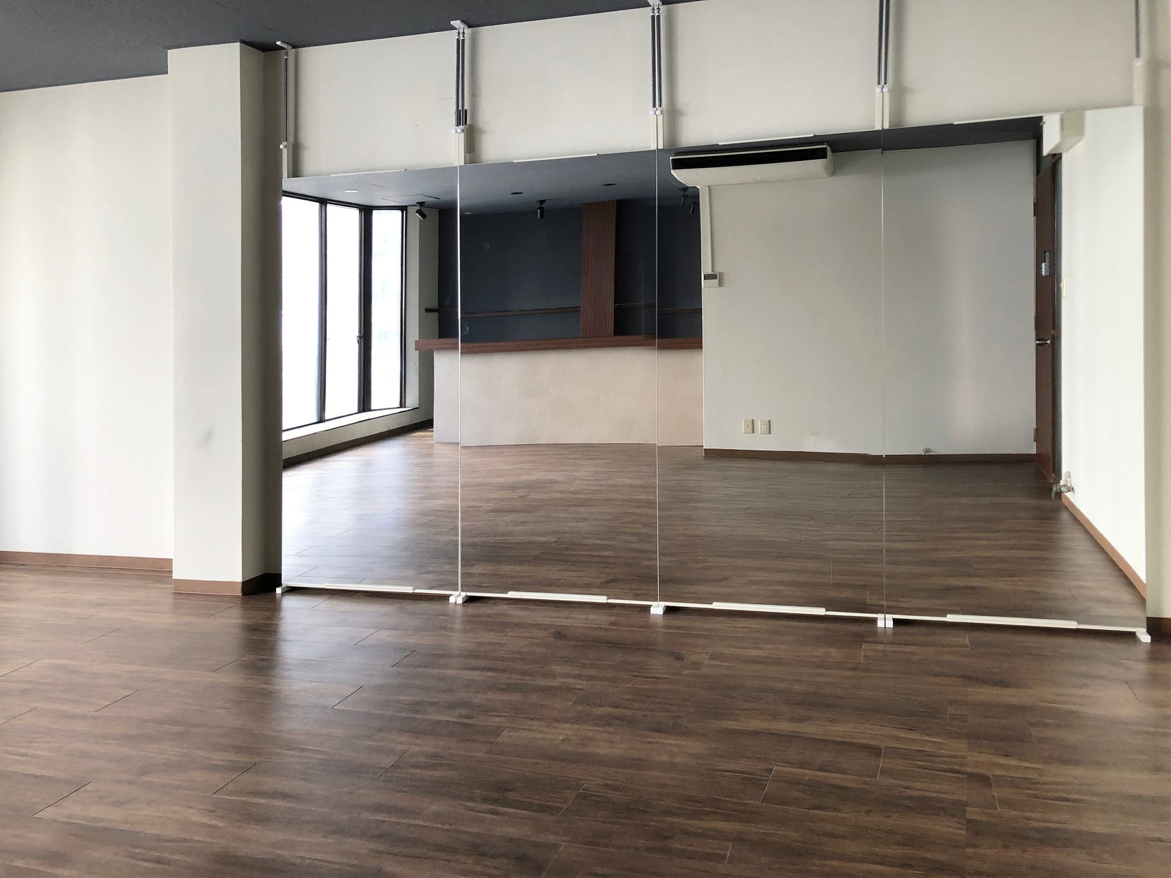 【靱公園1分・本町駅1分・肥後橋駅9分】全面大窓から街並を眺めながらヨガ・ダンス・動画・写真撮影を楽しめるレンタルスタジオの写真7