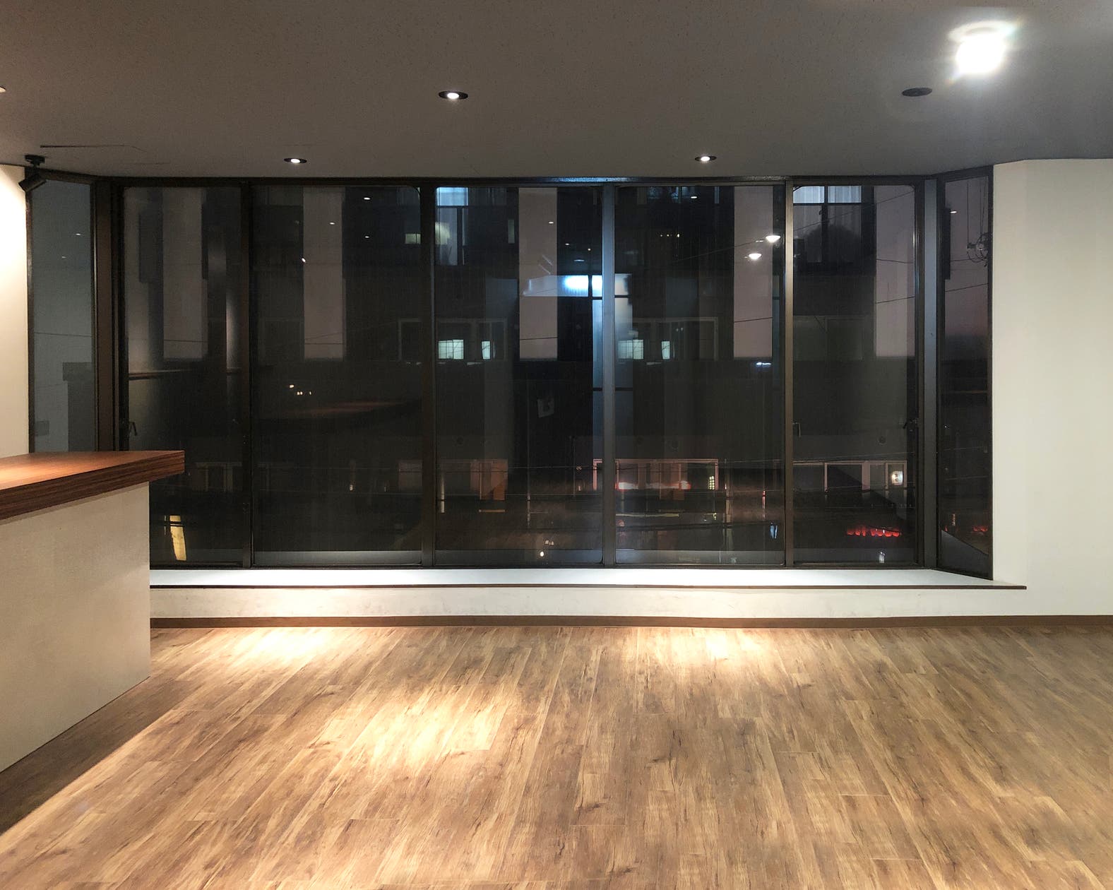 【靱公園1分・本町駅1分・肥後橋駅9分】全面大窓から街並を眺めながらヨガ・ダンス・動画・写真撮影を楽しめるレンタルスタジオの写真13