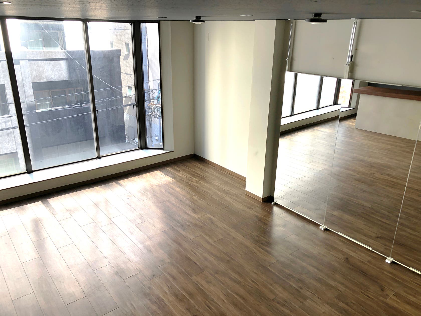 【靱公園1分・本町駅1分・肥後橋駅9分】全面大窓から街並を眺めながらヨガ・ダンス・動画・写真撮影を楽しめるレンタルスタジオの写真5