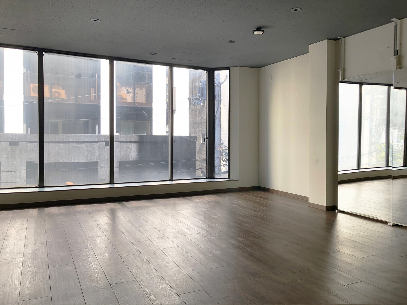 【靱公園1分・本町駅1分・肥後橋駅9分】全面大窓から街並を眺めながらヨガ・ダンス・動画・写真撮影を楽しめるレンタルスタジオの写真9