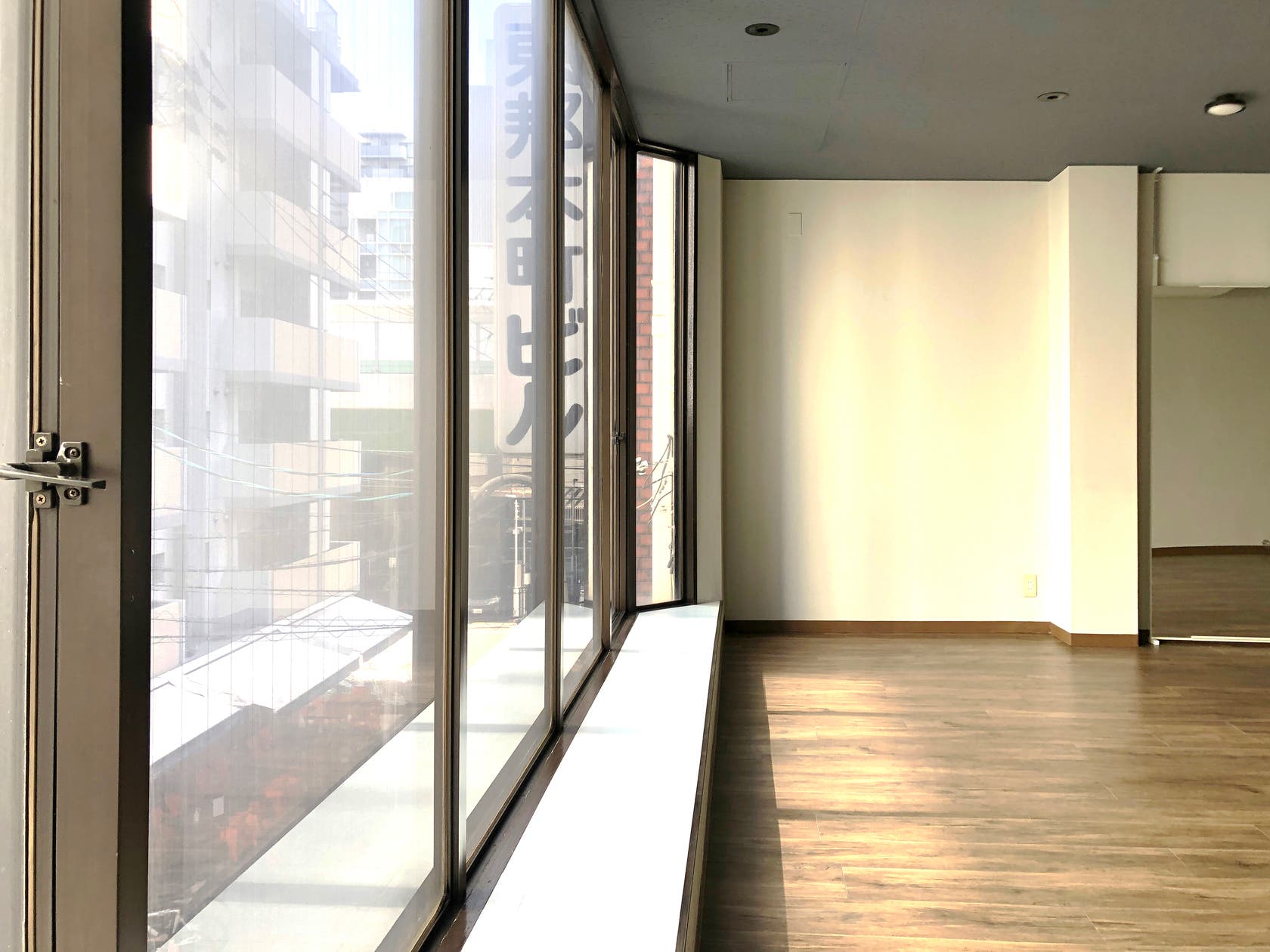 【靱公園1分・本町駅1分・肥後橋駅9分】全面大窓から街並を眺めながらヨガ・ダンス・動画・写真撮影を楽しめるレンタルスタジオの写真8