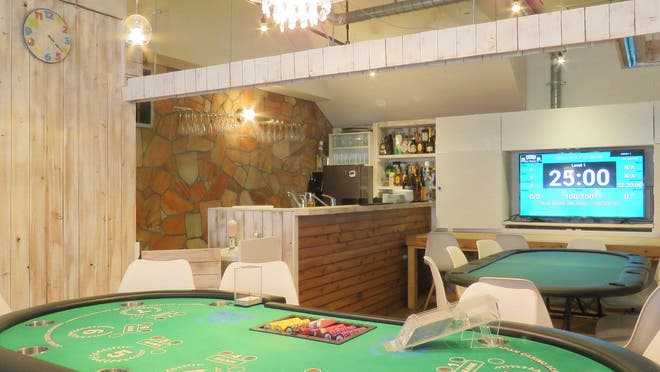 代官山から徒歩3分、恵比寿・中目黒から徒歩5分のカジノバーの写真1