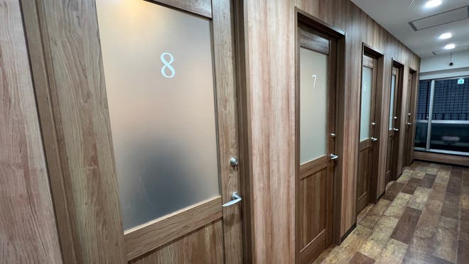 【1名用完全個室/1時間440円】赤坂見附駅から徒歩20秒!<ブース9>の写真3