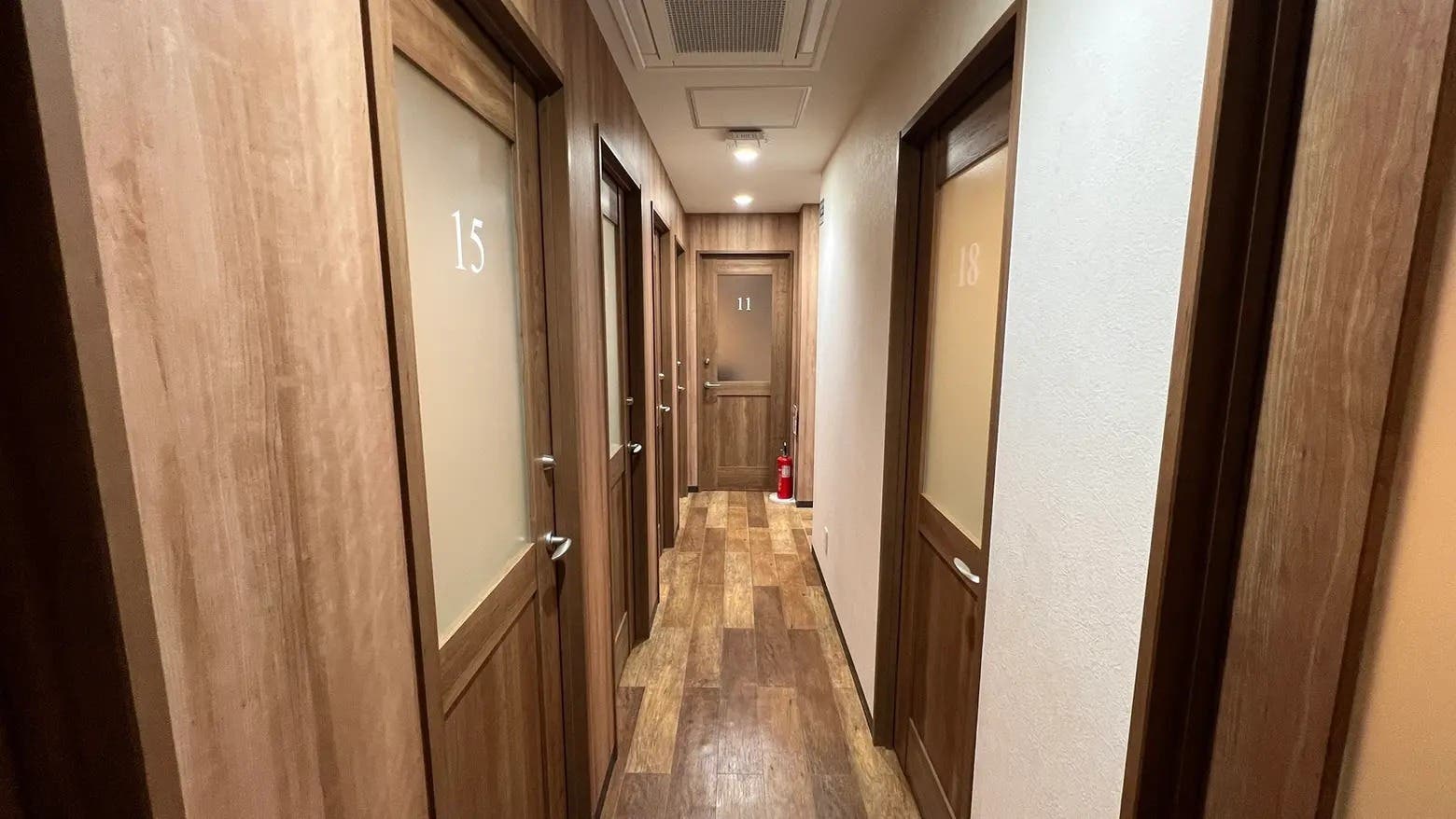 【1名用完全個室／1時間500円】赤坂見附駅から徒歩20秒！＜ブース9＞の写真7