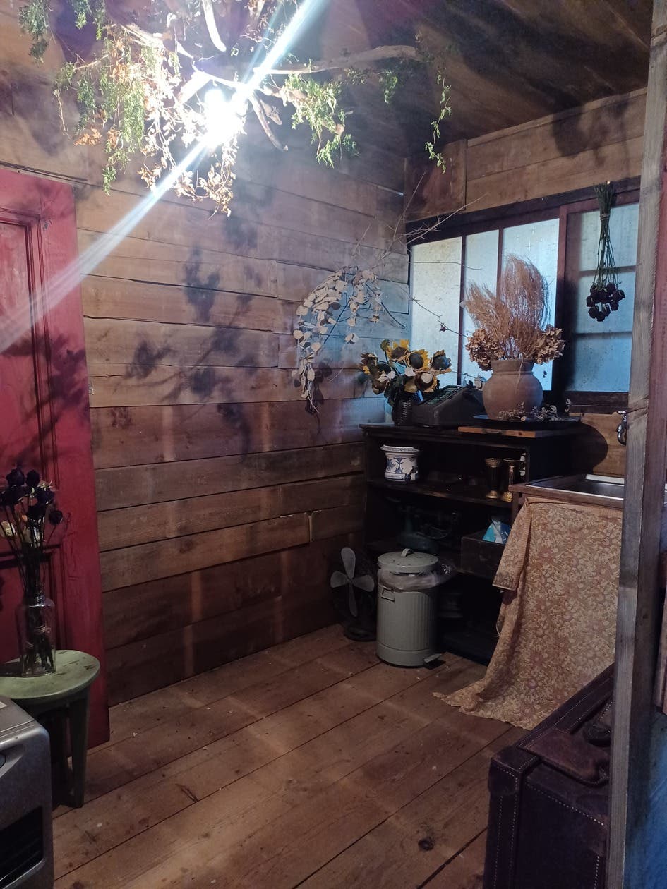 アンティークな板張りの壁面が映える空間の写真11