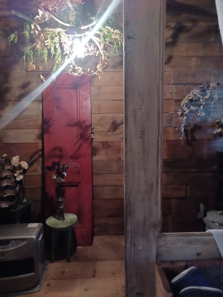 アンティークな板張りの壁面が映える空間の写真18